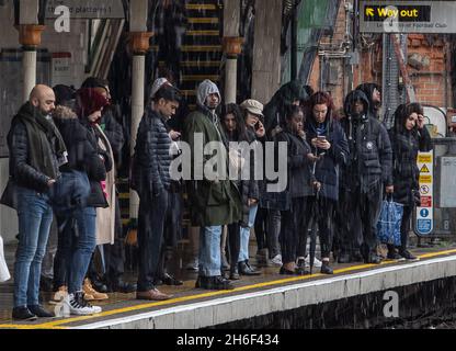 Commuters travel to work in the snow in London Stock Photo - Alamy