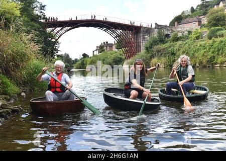 Members of the Ironbridge Coracle Trust paddling their coracles on the River Severn Stock Photo ...