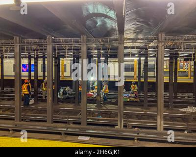 A MTA (Metropolitan Transportation Authority) maintenance crew work on ...