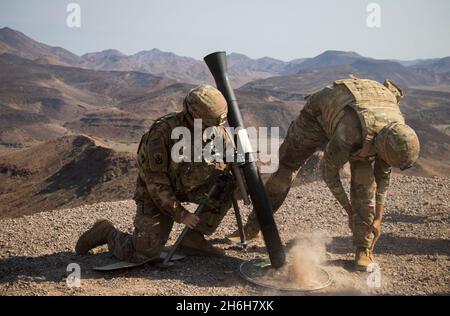 Mortarmen fire a 60mm mortar Stock Photo - Alamy