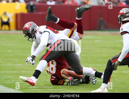 Tampa Bay Buccaneers outside linebacker Jason Pierre-Paul (90) readies ...