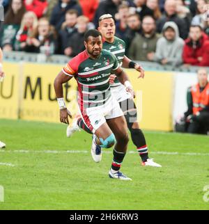 Kini Murimurivalu #11 of Leicester Tigers is tackled by Owen Farrell ...