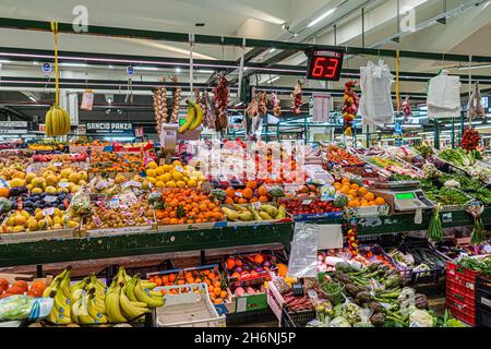 Rome Trieste Food Market, Rome, Italy Stock Photo - Alamy