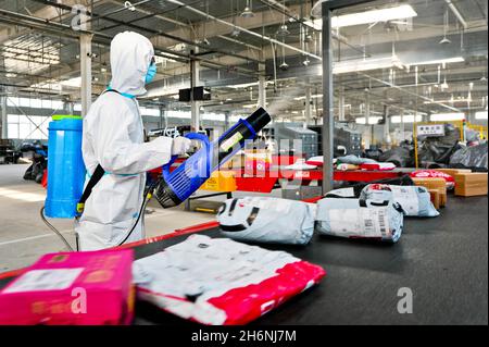The Shunfeng Express workers are sorting parcels in the warehouse ...