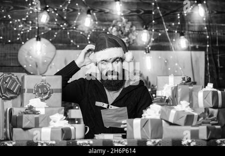 winter shopping sales. Writing wish list. christmas gift delivery ...