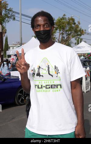 Los Angeles Lakers A.C. Green (45) lets out a yell as he beats Phoenix ...