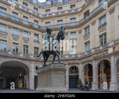Paris, France - 11 15 2021: View inside square Edouard 7 Stock Photo ...