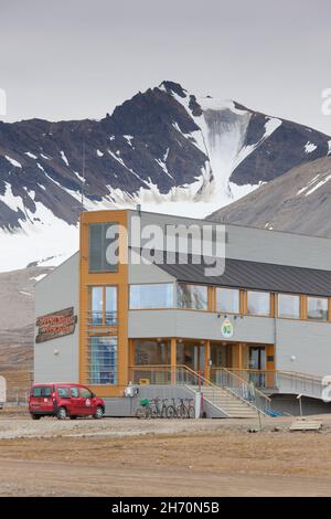 Norwegian Polar Institute Sverdrup Station at the international ...