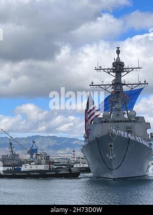 The Navy's newest guided-missile destroyer USS Zumwalt (DDG 1000) is ...