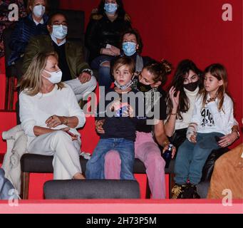 Seville, Spain. 19th Nov, 2021. Elsa Pataky and her children have fun ...