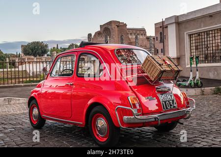 Fiat 500 picnic basket Stock Photo - Alamy