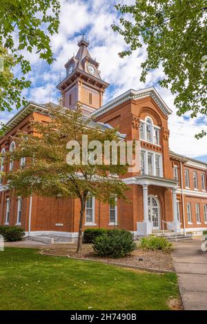 Albion, Illinois, USA - October 1, 2021: The Edwards County Memorial ...