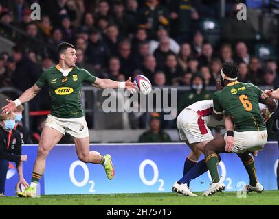 Siya Kolisi of South Africa offloads the ball. Wales v South Africa ...