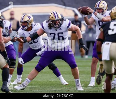 Washington offensive lineman Luke Wattenberg (57) participates in the ...