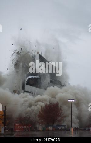 USA. 21st Nov, 2021. Evansvilles tallest building (420 Main Building ...