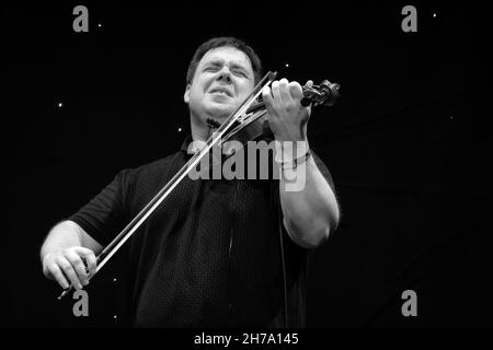 John Pearce plays jazz violin with Dave newton on piano, Scarborough ...