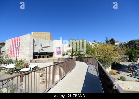The new pedestrian bridge connecting the Jerusalem theater and the new ...