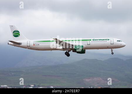 LAS PALMAS, SPAIN - NOVEMBER 29, 2015: People visit Triana shopping ...