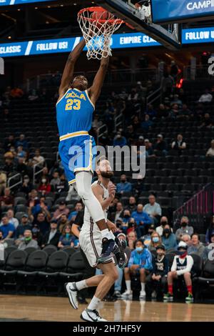 UCLA Bruins guard Peyton Watson (23) and Gonzaga Bulldogs forward Kaden ...