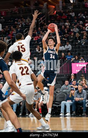 Gonzaga center Chet Holmgren (34) is guarded by Pepperdine forward Jan ...