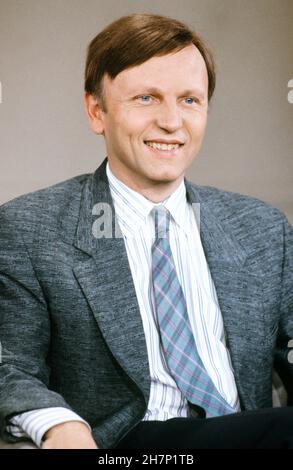 Antoine Waechter on the set of the political TV show "L'heure de vérité ...