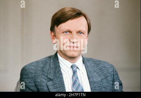 Antoine Waechter on the set of the political TV show "L'heure de vérité ...
