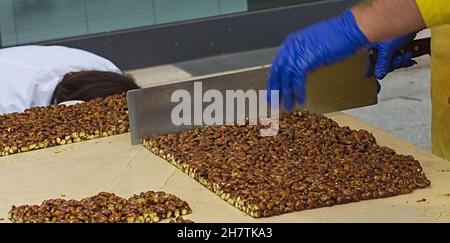 cremona festa del torrone taglio del croccante ai pistacchi tagliato ...