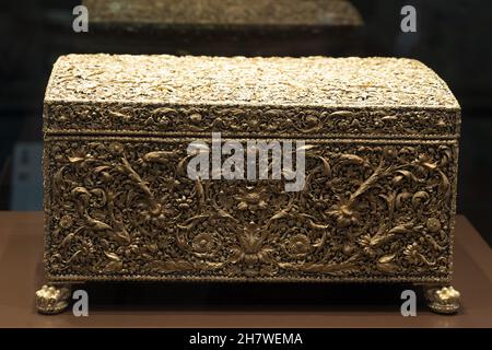 gold renaissance coffer treasure box chest Stock Photo - Alamy