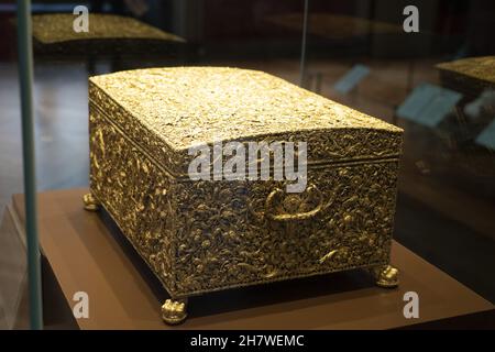 gold renaissance coffer treasure box chest Stock Photo - Alamy