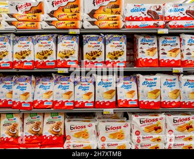 Kinder bueno chocolate bar on white background Stock Photo - Alamy