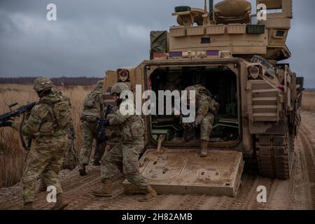 U.S. Army Soldiers dismount a Bradley Fighting Vehicle Stock Photo - Alamy