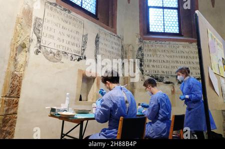 28 November 2021, Saxony, Leipzig: Medical personnel dose Corona ...