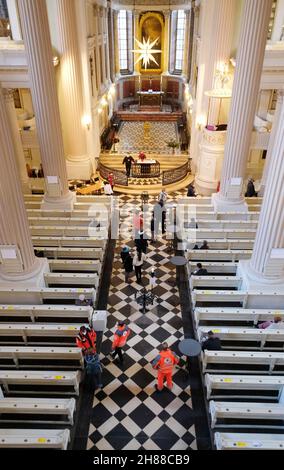 28 November 2021, Saxony, Leipzig: Medical personnel dose Corona ...