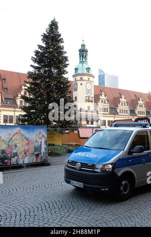 28 November 2021, Saxony, Leipzig: Medical personnel dose Corona ...