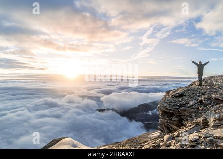 Climbing. Male hands over the cliff closeup Stock Photo - Alamy