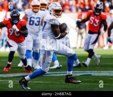 Los Angeles Chargers' Jared Cook plays during an NFL football game ...