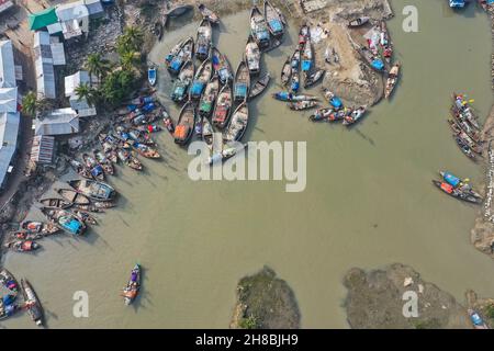 Fishing boats at Char Fasson in Bhola. Bangladesh Stock Photo - Alamy
