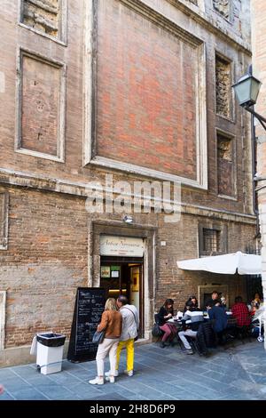 Old Town, Piazza Ignazio Danti square, Goldsmith shop, Perugia, Umbria ...