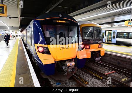 A southeastern class 707 arriving at Cannon street station in London ...
