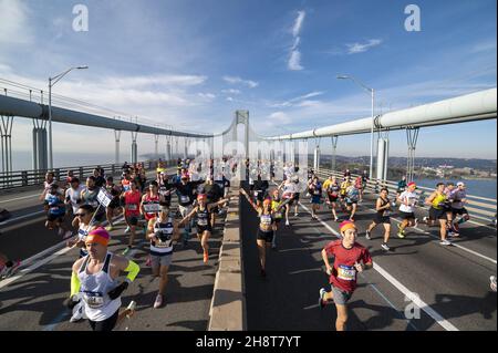 Runners in line to cross the Verrazano Bridge during the 2025 TCS New ...