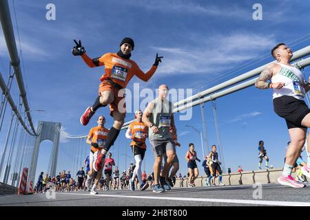 Runners in line to cross the Verrazano Bridge during the 2025 TCS New ...