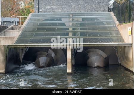 Archimedes screw hydropower at Radyr Weir Stock Photo - Alamy