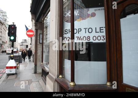 'Shop To Let' sign on city street Stock Photo - Alamy