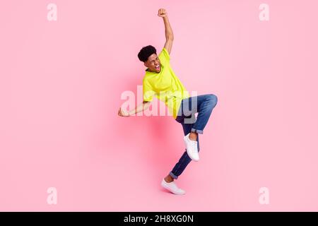 Profile photo of astonished cheerful man beaming smile direct thumb ...