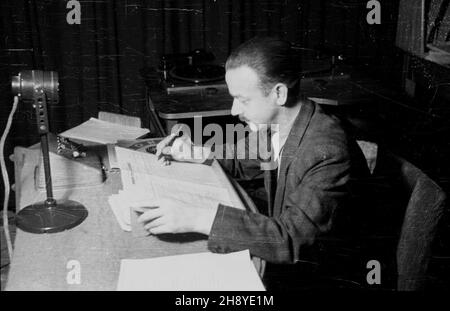 Warszawa, 1946-08-17. Studio nagrañ Polskiego Radia. Nz. za szyb¹ ...