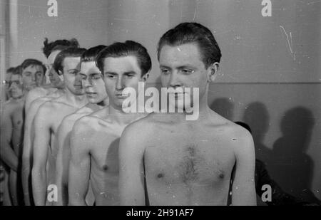Warszawa, 1947-04. Badania lekarskie w Wojskowej Komisji Uzupe³nieñ ...