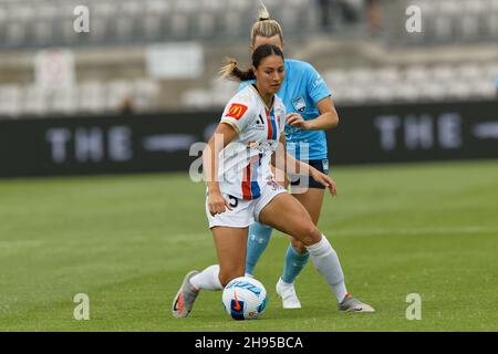 Ally Green of Sydney FC challenges Tiana Jaber of the Newcastle Jets ...