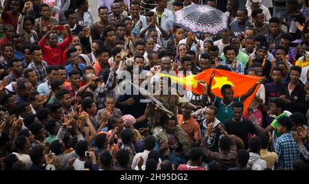 TPLF Soldier being carried by an ecstatic crowd celebrating the ...