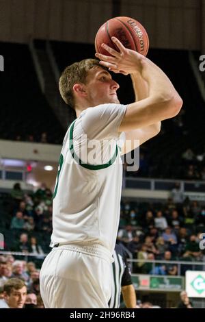 Athens, Ohio, USA. 4th Dec, 2021. Ohio forward A.J. Clayton (23) dunks ...