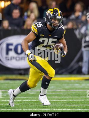 Iowa running back Gavin Williams (25) tries to break a tackle by ...